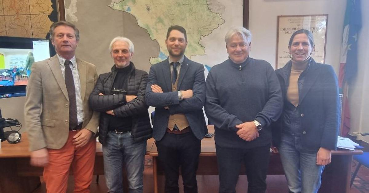 Il sindaco di Asciano Fabrizio Nucci nell'ufficio di presidenza del Consorzio di Bonifica ...